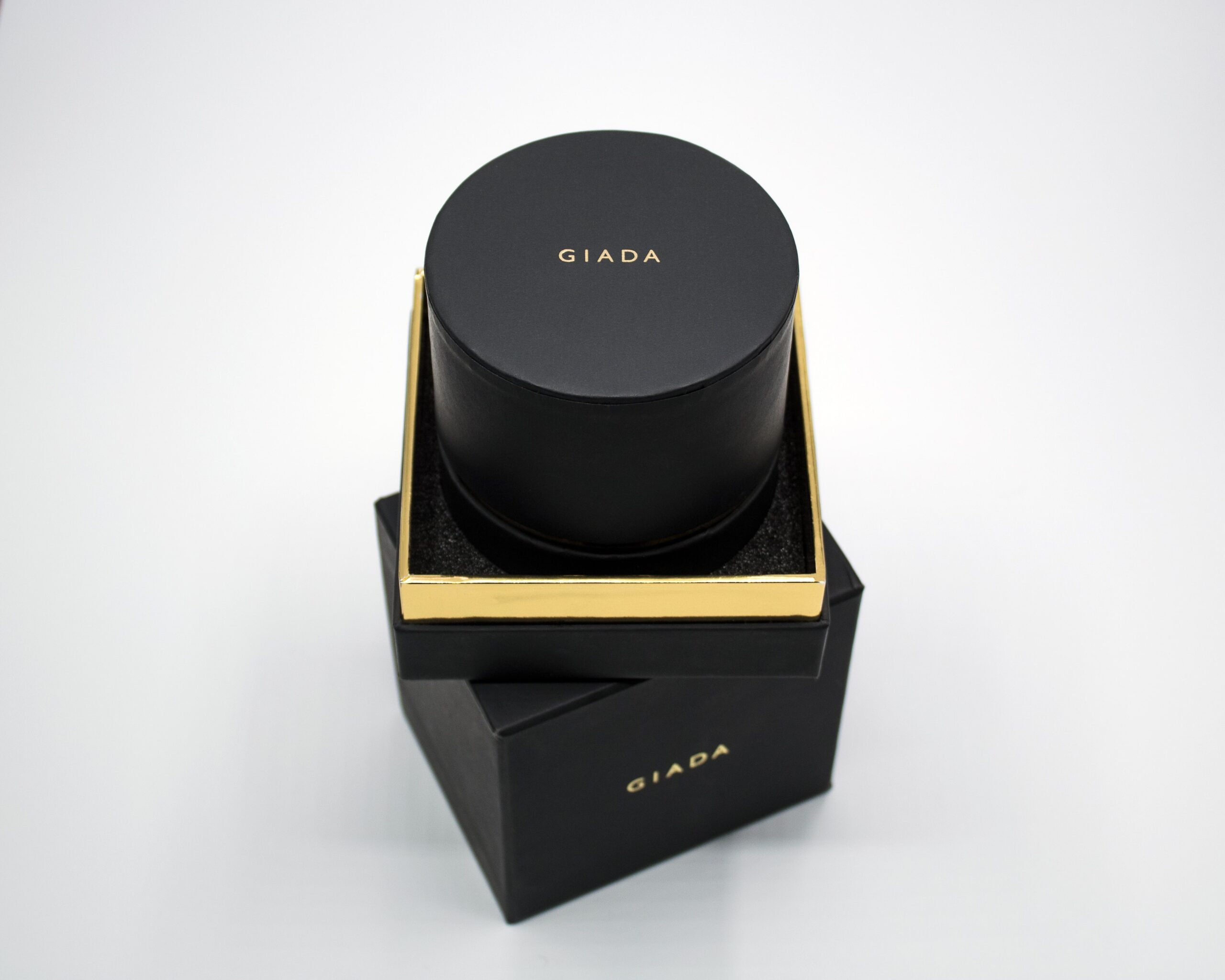 Giada Montenapoleone Packaging | Special Papers