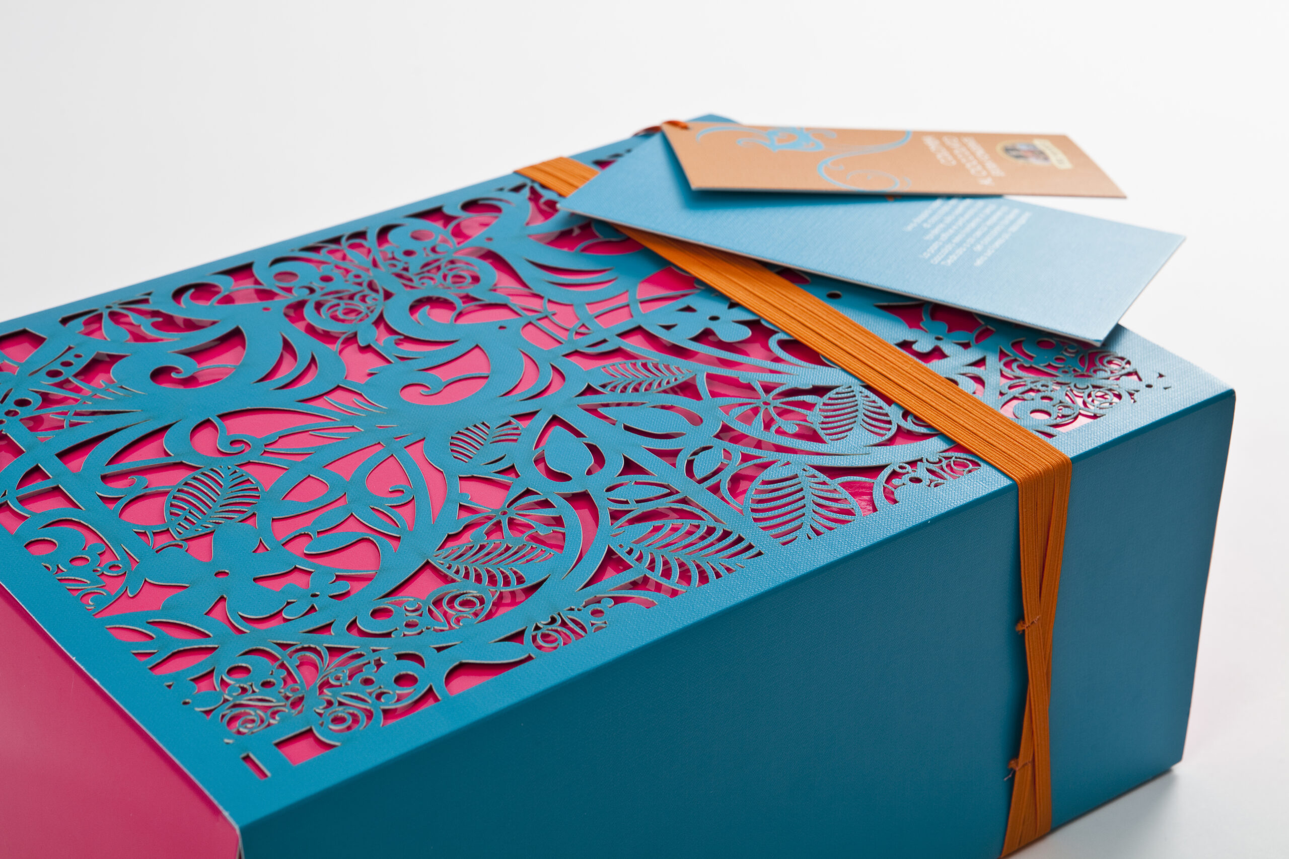 Brossulin - Coated and embossed canvas-effect packaging cardboard made